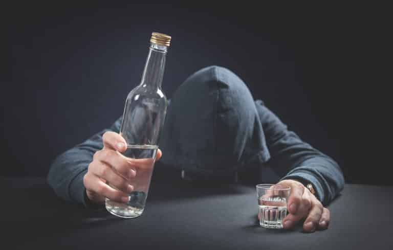 Diferencias entre un bebedor social y un alcohólico - Control Clinic